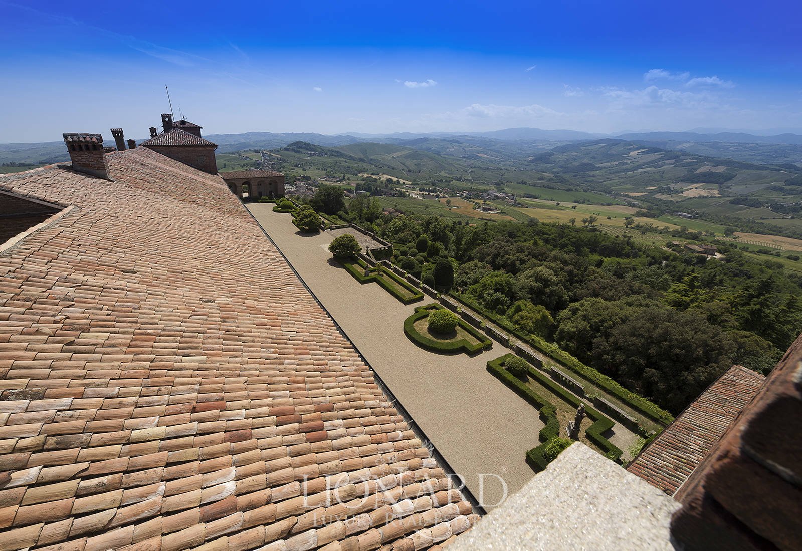 Prestigious castle for sale in Milan in Montalto Pavese, Italy for sale ...