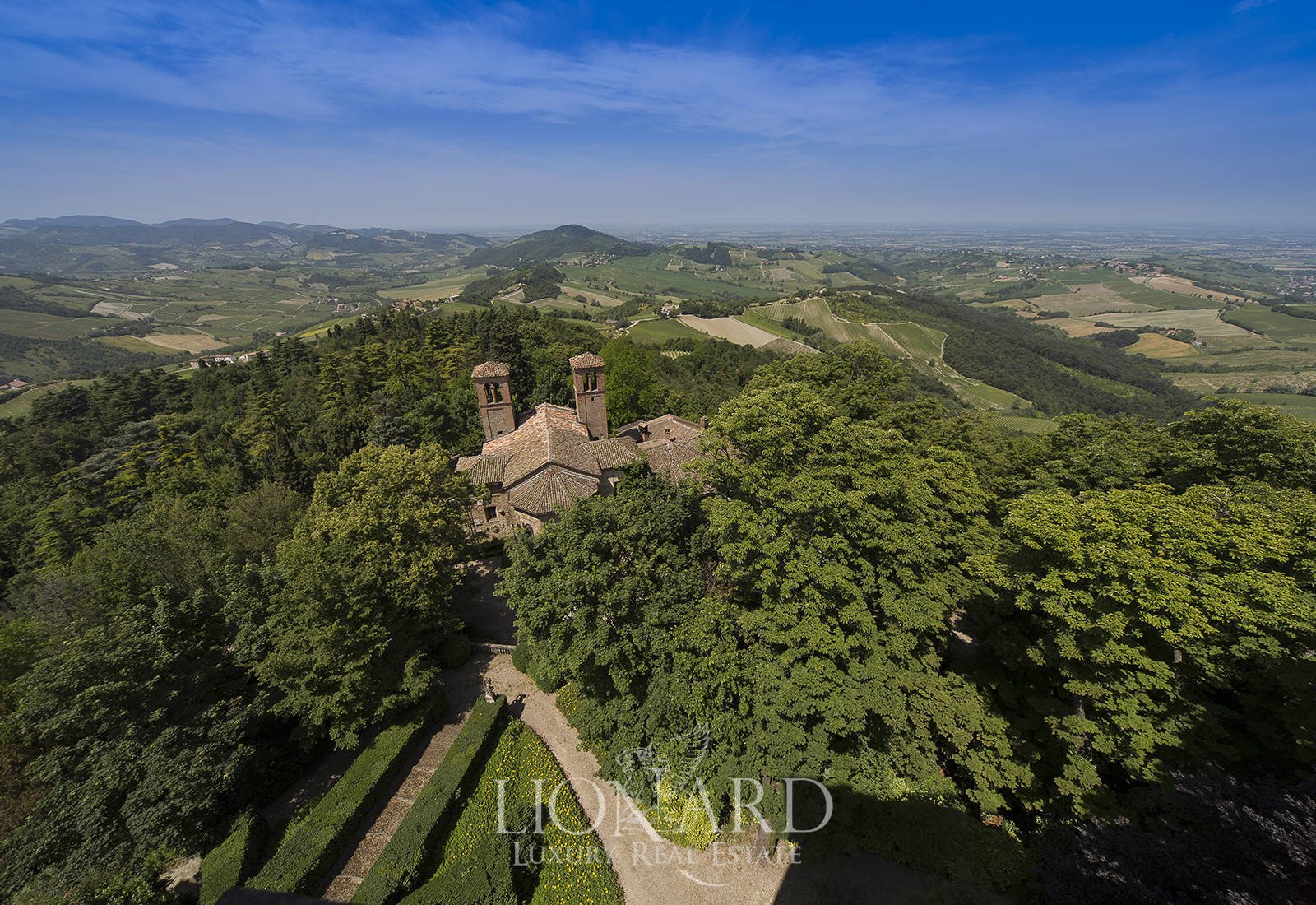 Prestigious castle for sale in Milan in Montalto Pavese, Italy for sale ...