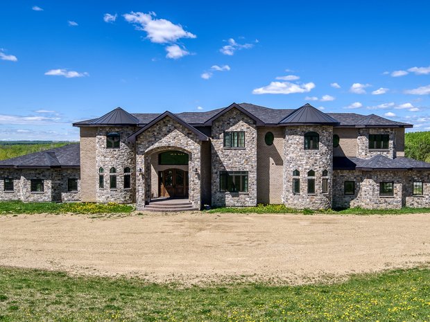 Luxury homes for sale in St. Albert, Alberta, Canada | JamesEdition