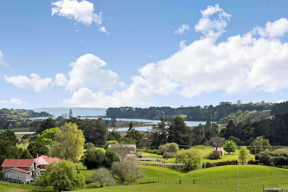 This Modern Executive Residence Enjoys In Whitford, Auckland, New ...