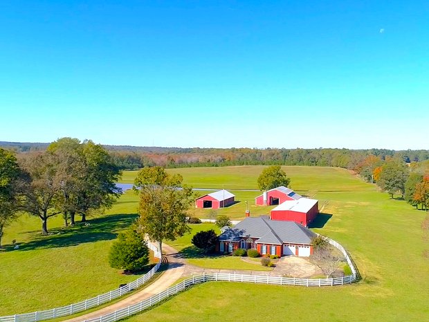 Luxury farm ranches with bar for sale in Carrollton, Georgia | JamesEdition