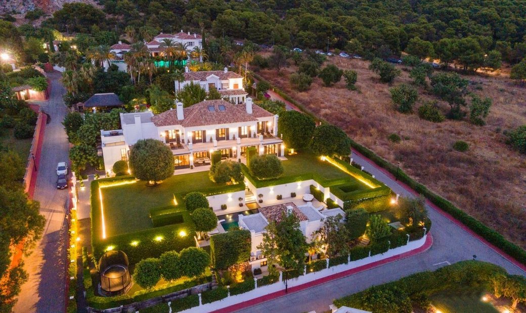 Elegante Luxusvilla In Einer Der In Marbella, Andalusien, Spanien Zu ...