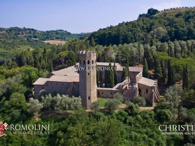 Luxury houses for sale in Colonnetta di Prodo, Umbria, Italy | JamesEdition