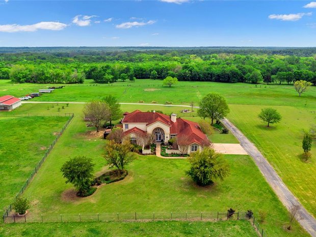 Luxury houses with office for sale in Maypearl, Texas | JamesEdition
