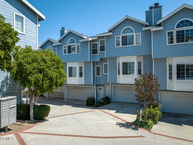 Luxury houses for sale in La Crescenta-Montrose, California | JamesEdition