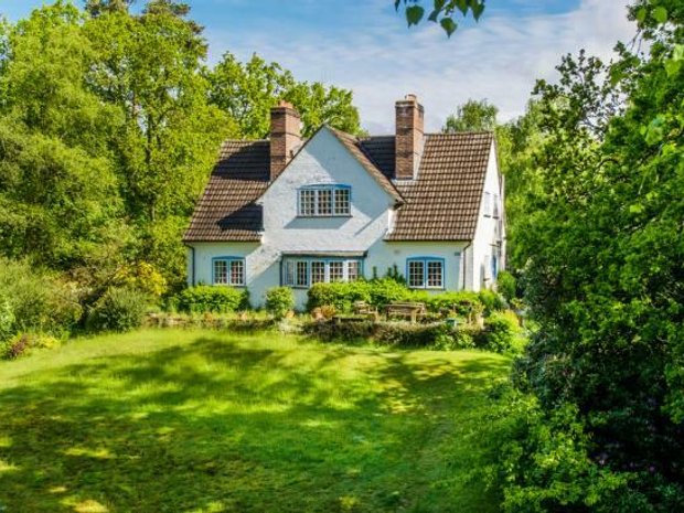 Maisons de luxe à vendre à The Sands, Angleterre, Royaume-Uni | JamesEdition