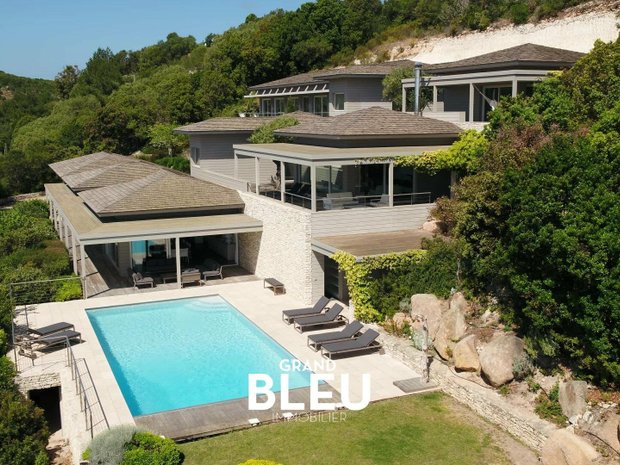 Maisons de luxe avec plage privée à vendre en Bonifacio, Corse, France | JamesEdition