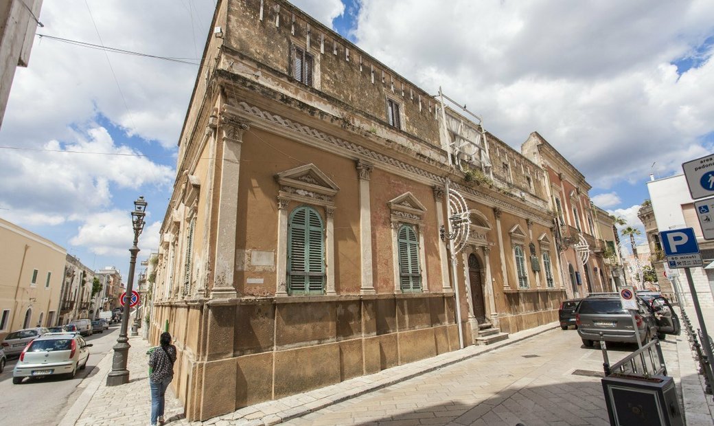 Soldes Latiano Dans Latiano, Pouilles, Italie à Vendre (12196842)