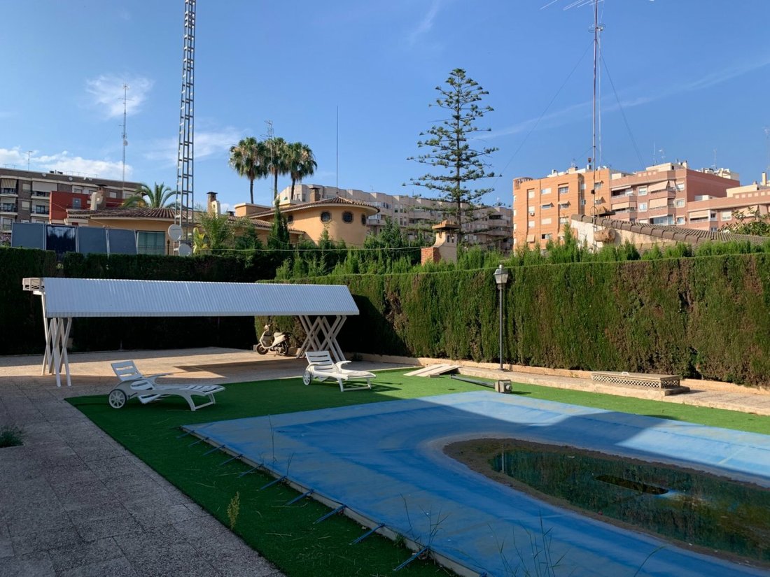 Elche Villa In Elx, Valencian Community, Spain For Sale (12205032)