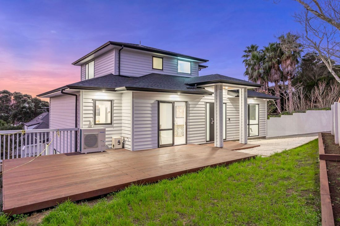 Impressive Family Home With Sweeping Views In Auckland, Auckland, New ...