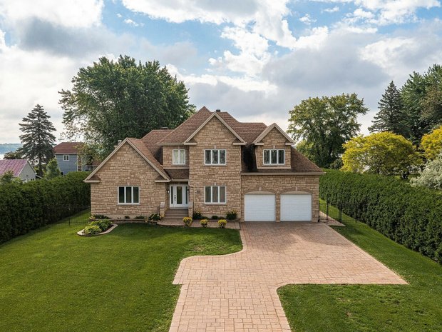 Lujo vista al río casas en venta en Lanoraie, Quebec, Canadá | JamesEdition