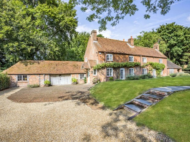 Luxury homes with garden for sale in Meysey Hampton, England, United ...