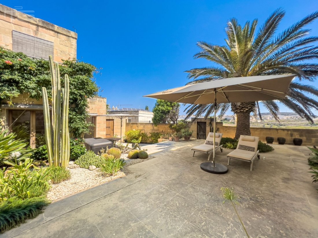 Slz1019 A Spacious And Welcoming 1700's Farmhouse With In San Lawrenz ...