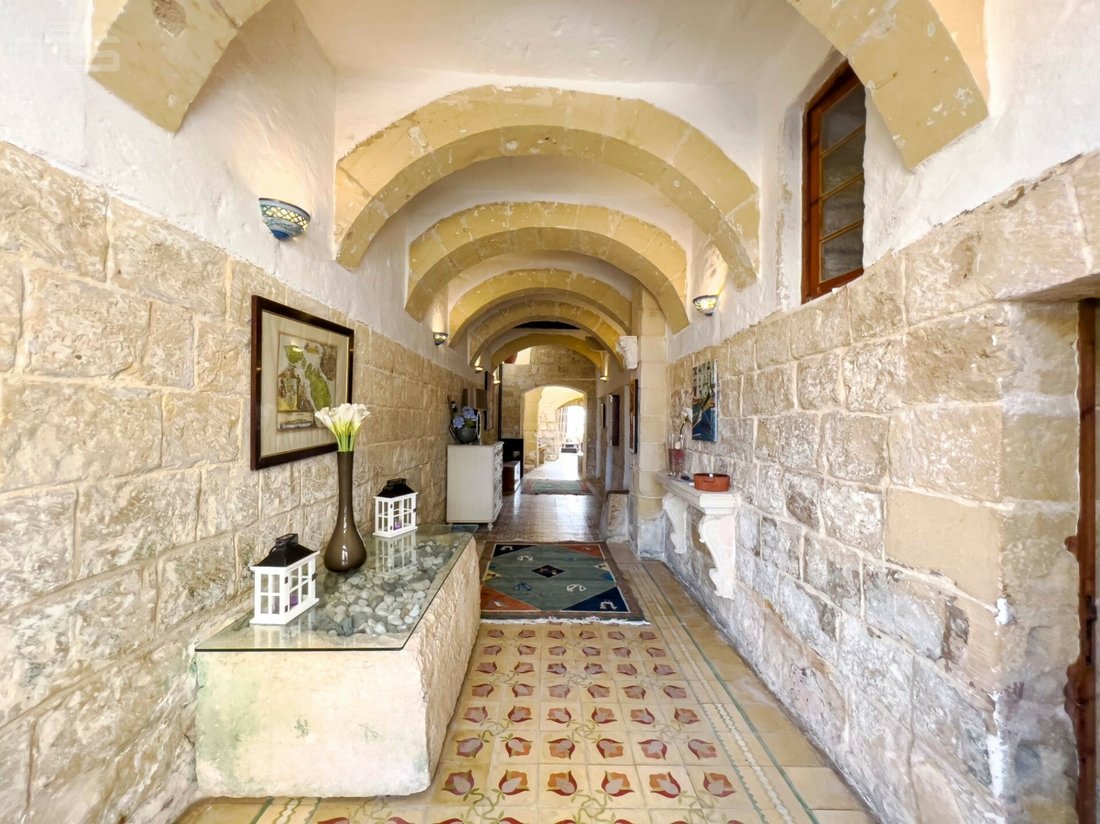 Slz1018 Very Spacious Old Farmhouse With Character In San Lawrenz ...