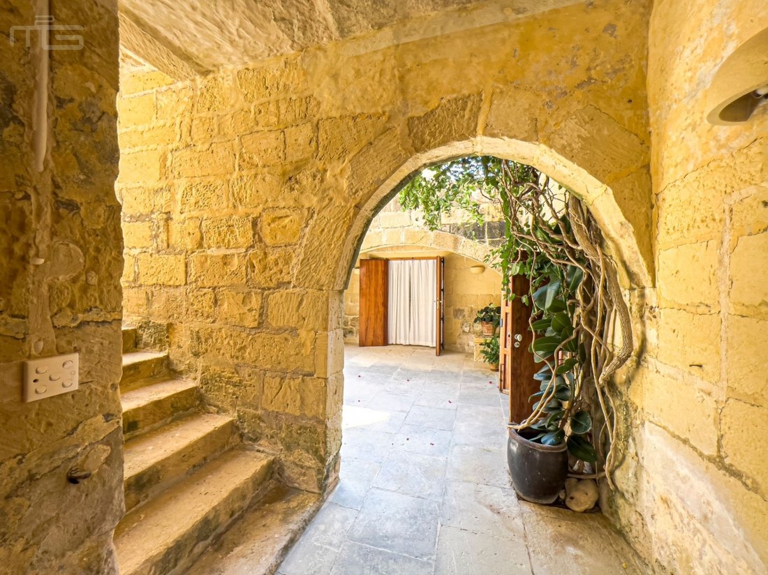 Slz1019 A Spacious And Welcoming 1700's Farmhouse With In San Lawrenz ...