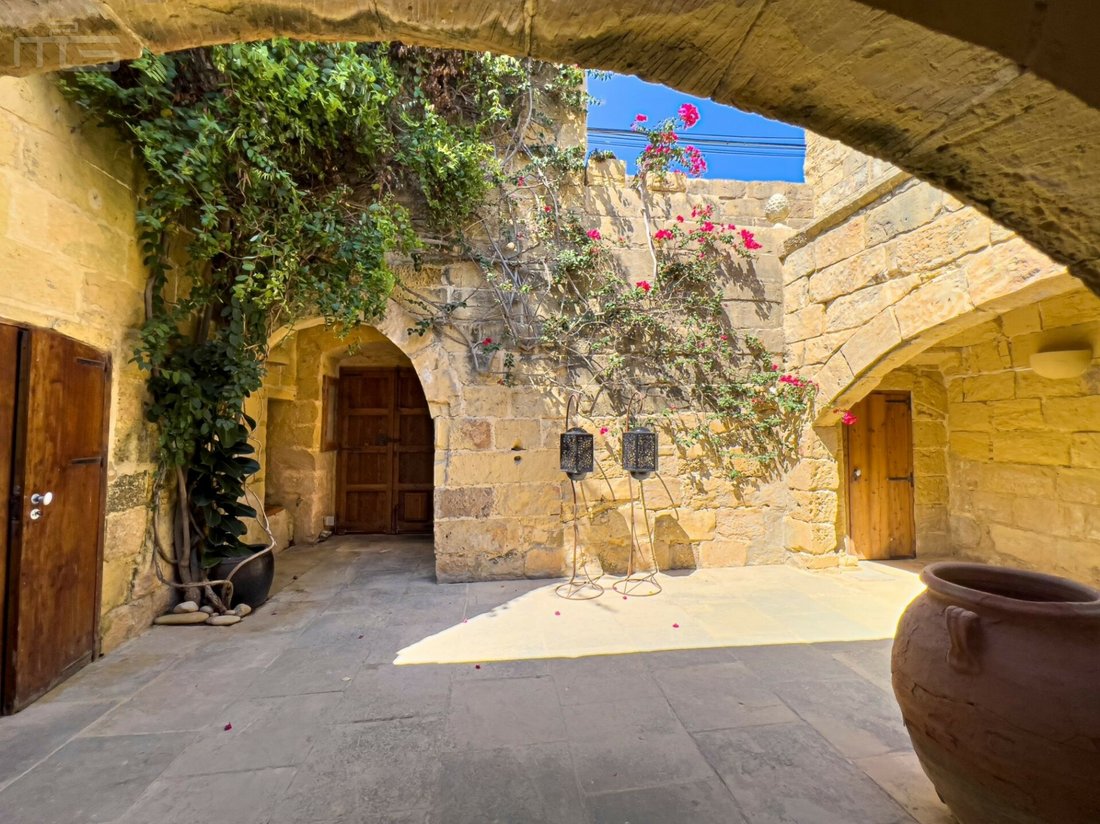 Slz1019 A Spacious And Welcoming 1700's Farmhouse With In San Lawrenz ...