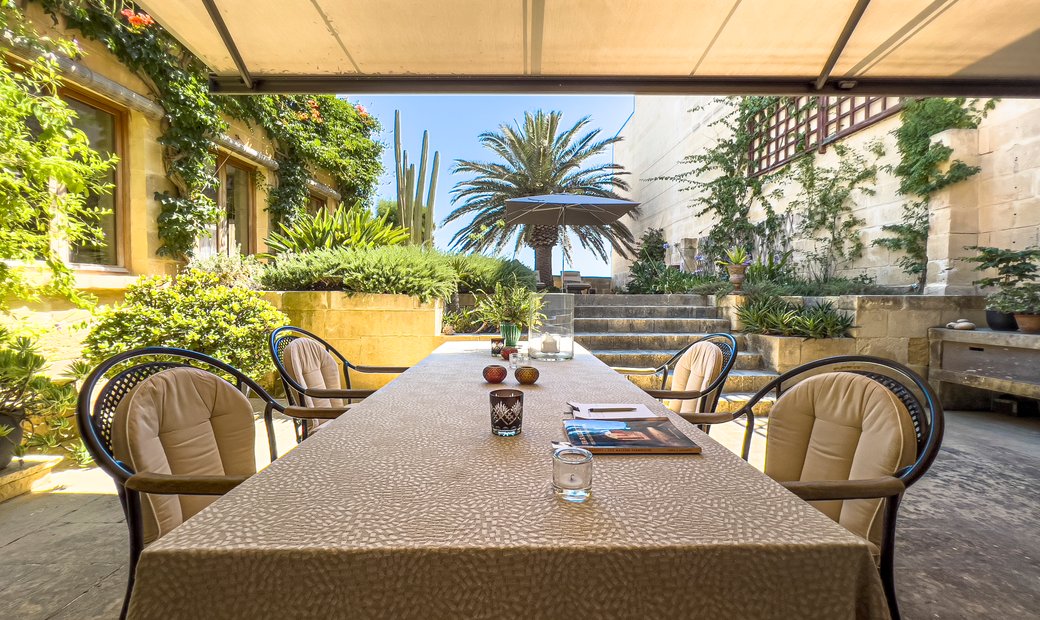 Slz1019 A Spacious And Welcoming 1700's Farmhouse With In San Lawrenz ...