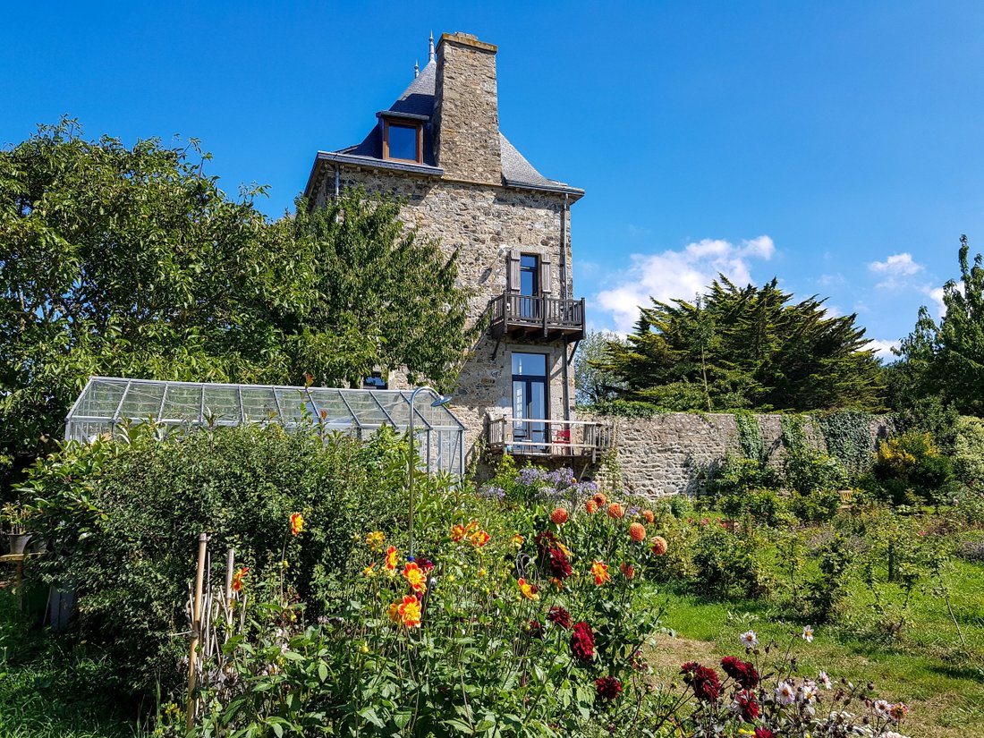 Magnifique Château Avec Vue Sur La Mer Dans Lamballe Armor, Bretagne ...