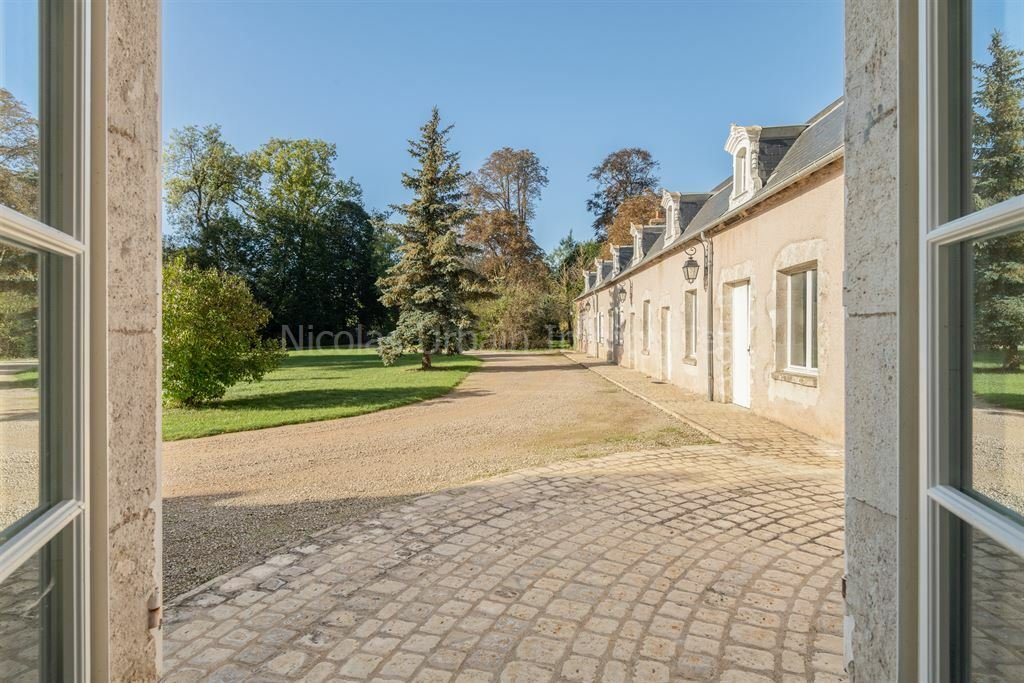 Château Sur Un Domaine De 17 Acres Dans Baccon, Centre Val De Loire ...