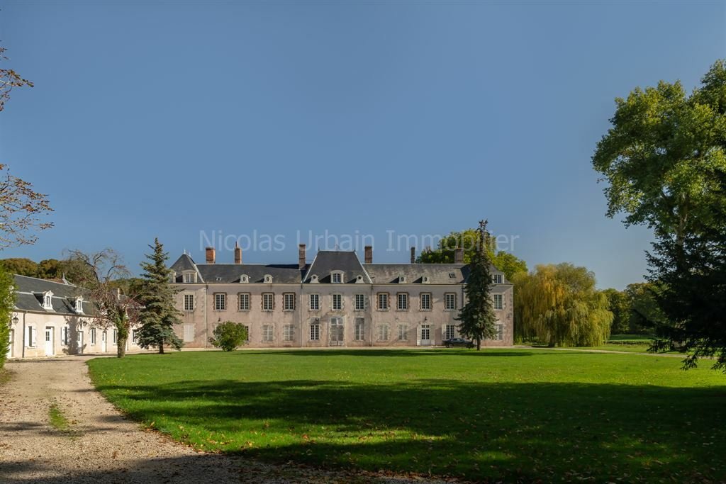 Château Sur Un Domaine De 17 Acres Dans Baccon, Centre Val De Loire ...