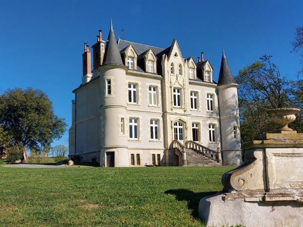 Luxury water view castles for sale in Montluçon, Auvergne-Rhône-Alpes ...