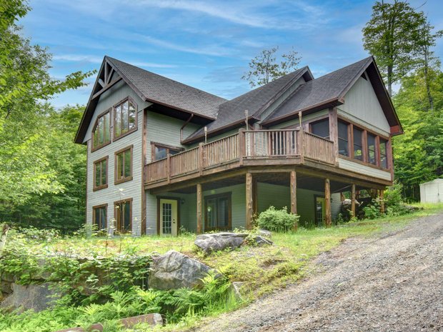 Maisons de luxe avec terrasse à vendre en Boileau, Québec, Canada ...