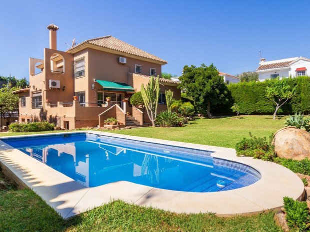 Luxury gated community chalets for sale in Torre de Benagalbón ...