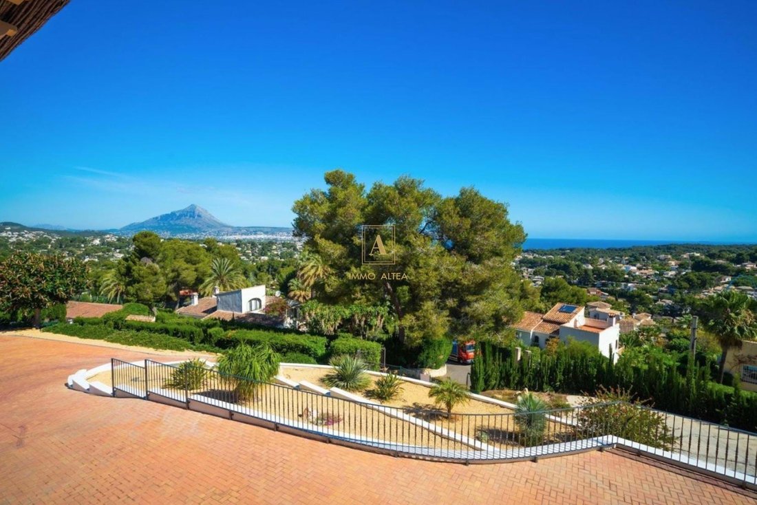 Local A Pie De Calle En El Centro De In Xàbia, Valencian Community ...