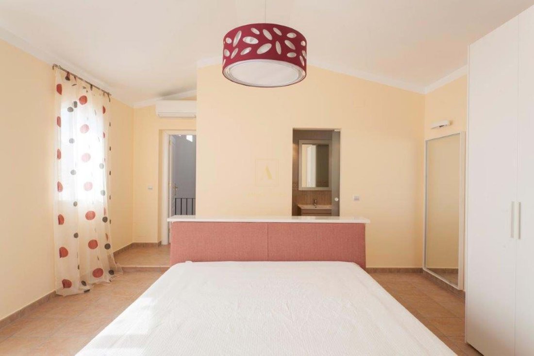 Por Encima De La Costa, Donde La Tierra En Altea, Comunidad Valenciana ...