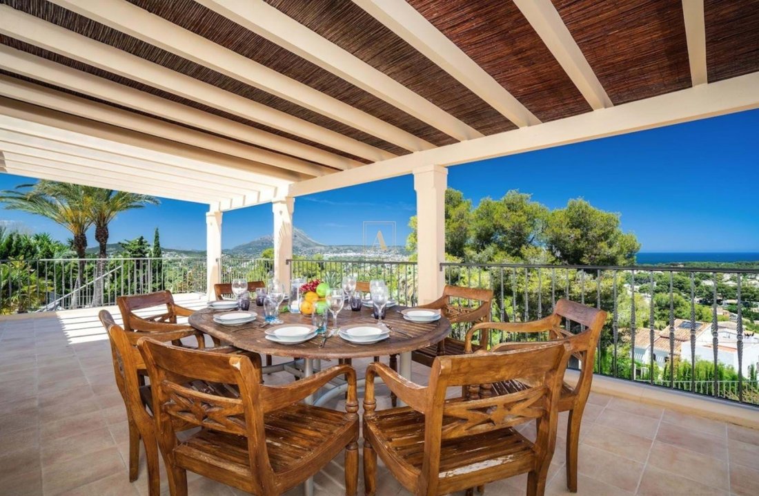 Local A Pie De Calle En El Centro De In Xàbia, Valencian Community ...