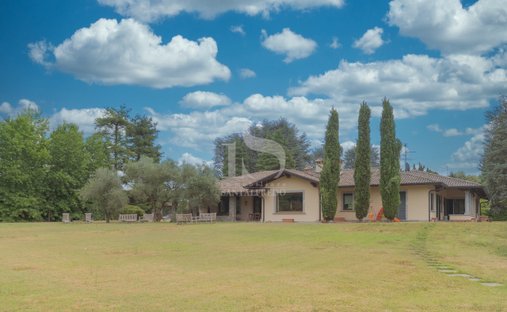 Luxury villas for sale in Villa Guardia, Lombardy, Italy | JamesEdition