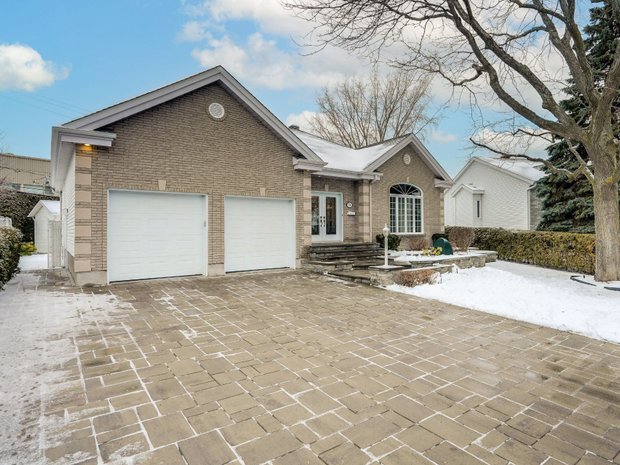 Luxury homes with pool for sale in Sainte-Catherine, Quebec, Canada ...