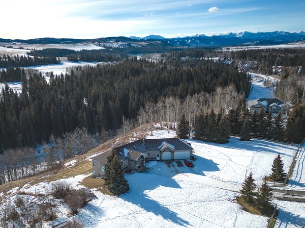 Luxury waterfront homes for sale in Alberta, Canada | JamesEdition