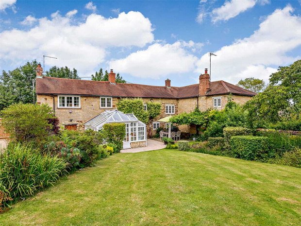 Maisons de luxe avec centre de remise en forme / fitness à vendre en Greens Norton, Angleterre ...