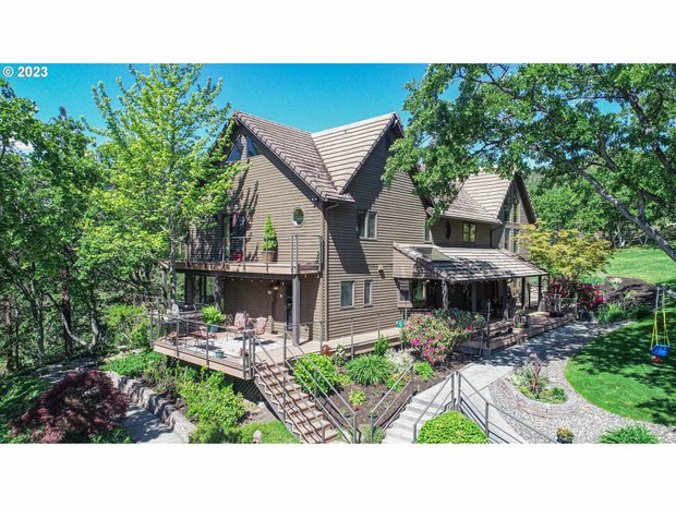 Luxury river view homes for sale in Mosier, Oregon | JamesEdition