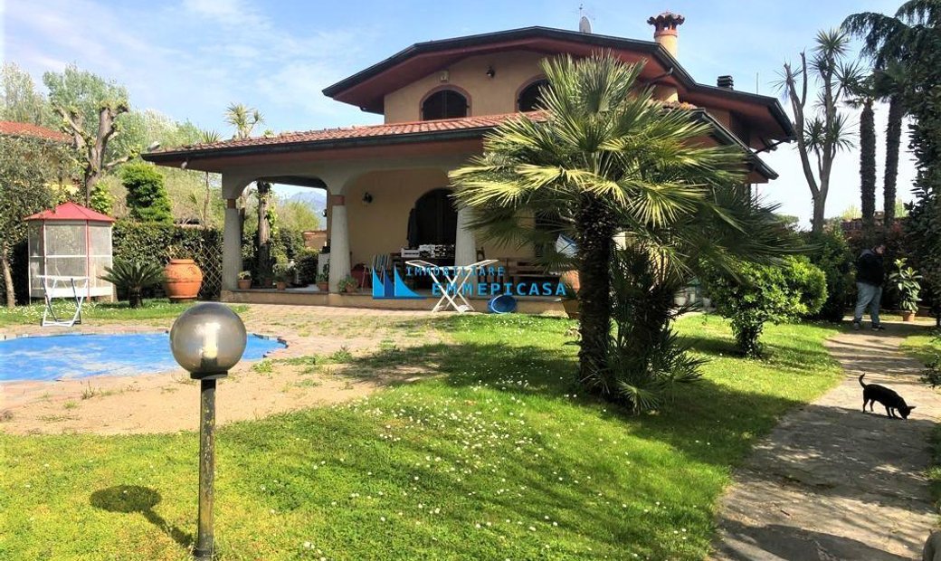 Villa In Vendita A Massa (Ms) In Buono In Marina Di Massa, Toscana ...