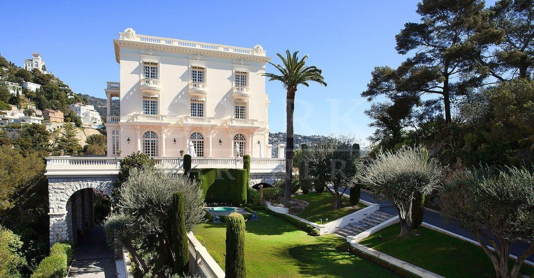 Roquebru In Roccabruna Sul Capo Martino, Provenza Alpi Costa Azzurra ...