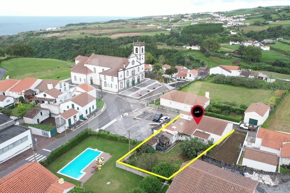 Moradia Isolada V3+2, Com Garagem E Quintal, In Santo Antonio, Azores ...