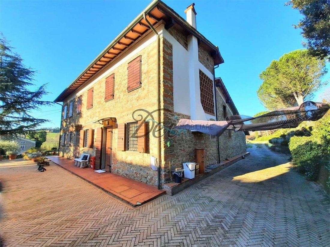 Rustico Singolo Con Grande Giardino E Fienile In Tuscany, Italy For ...