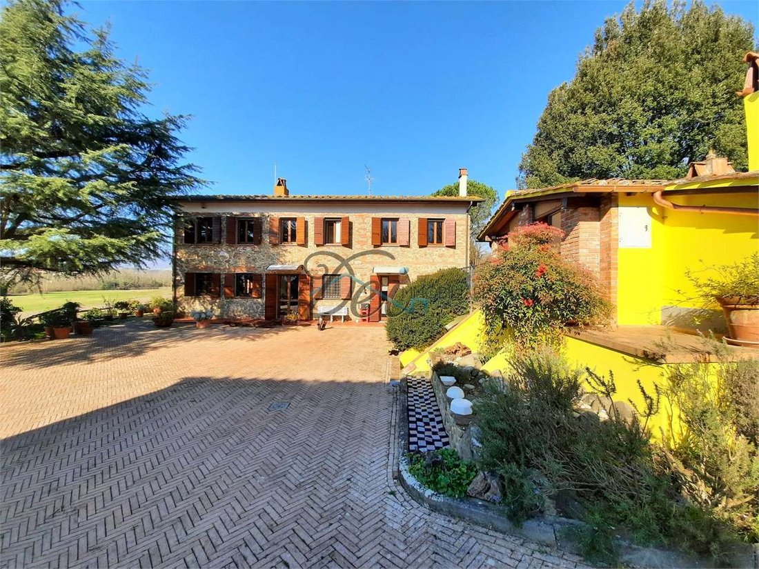 Rustico Singolo Con Grande Giardino E Fienile In Tuscany, Italy For ...