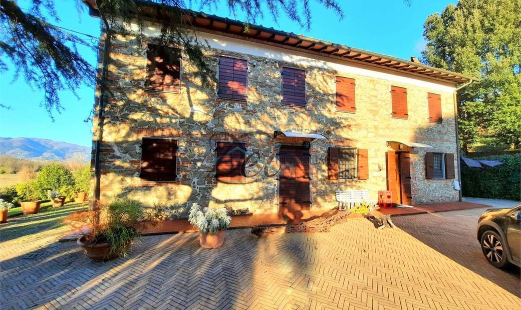 Rustico Singolo Con Grande Giardino E Fienile In Tuscany, Italy For ...