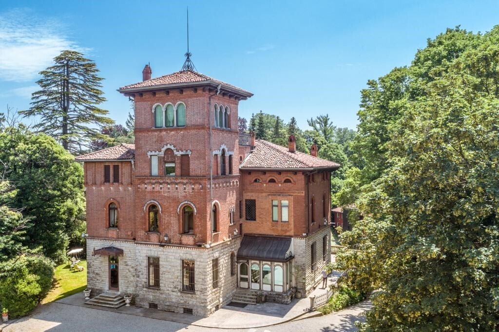 Historical Estate With Indoor Pool And Park Built By In Varese ...