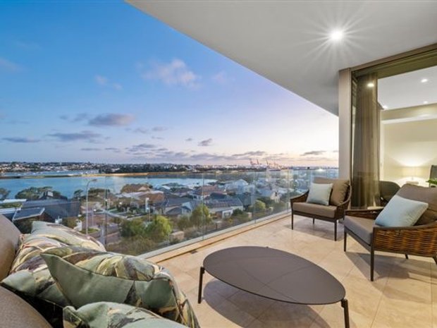 Luxury river view houses for sale in North Fremantle, Western Australia ...