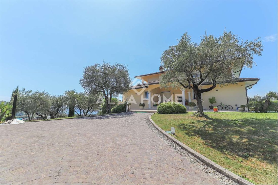 Imponente Villa Singola Con Vista Lago E Piscina In Trobiolo, Lombardy ...