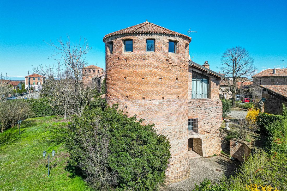 Niviano Castle In Niviano, Emilia Romagna, Italy For Sale (12663926)