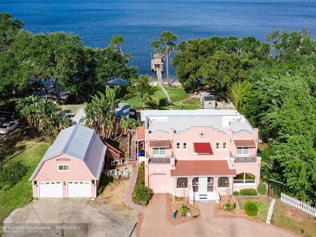 Luxury lakefront homes for sale in Avon Park, Florida | JamesEdition