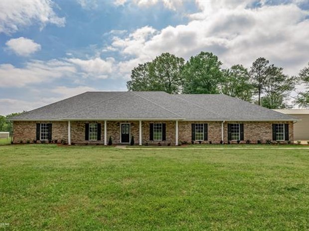 Luxury homes for sale in Converse, Louisiana | JamesEdition