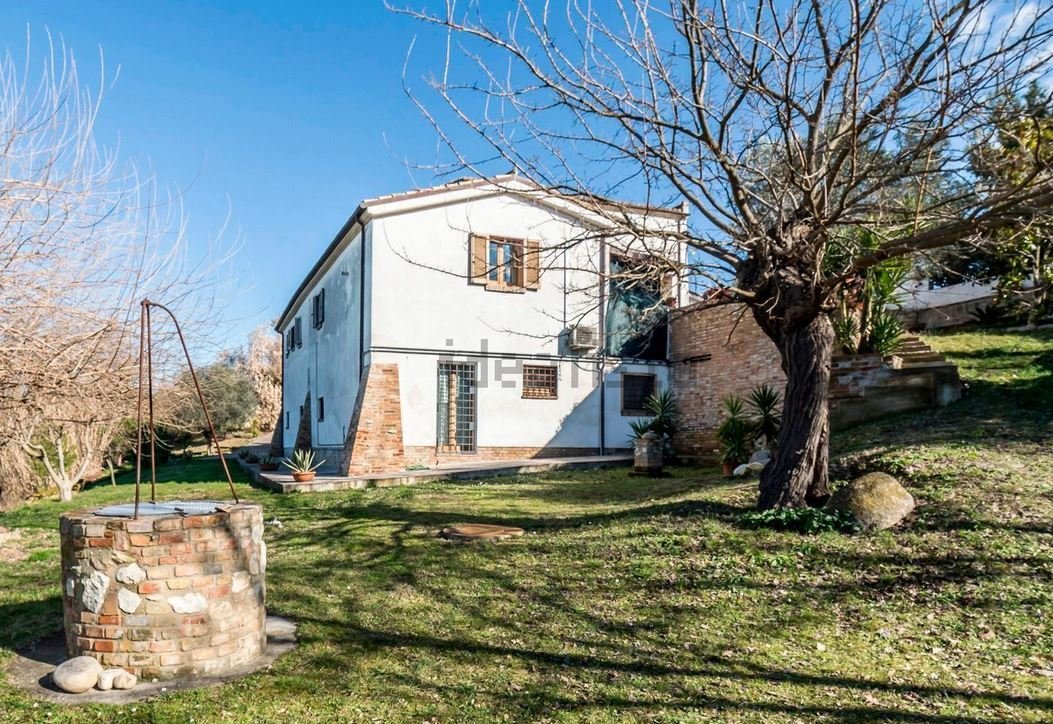 Casale In Vendita A Loreto Aprutino In Abruzzo, Italy For Sale (12744637)