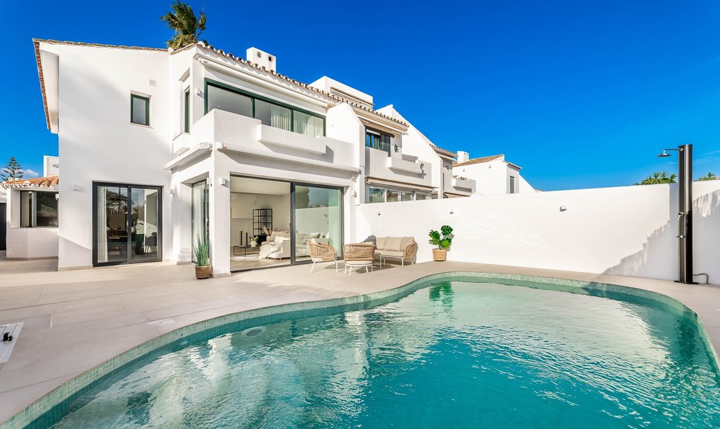 Élégante Maison D'angle En Bord De Mer Dans Marbella, Andalousie ...