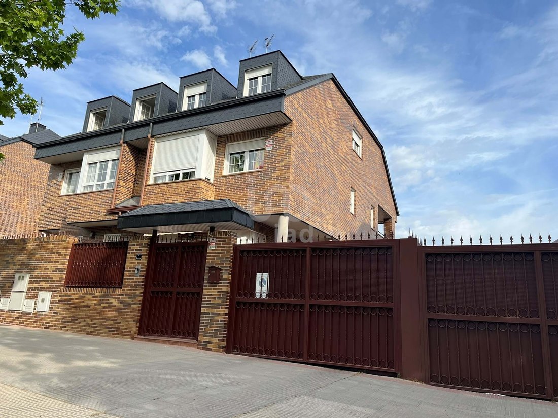 Chalet 4 Dormitorios In Villanueva Del Pardillo, Community Of Madrid ...
